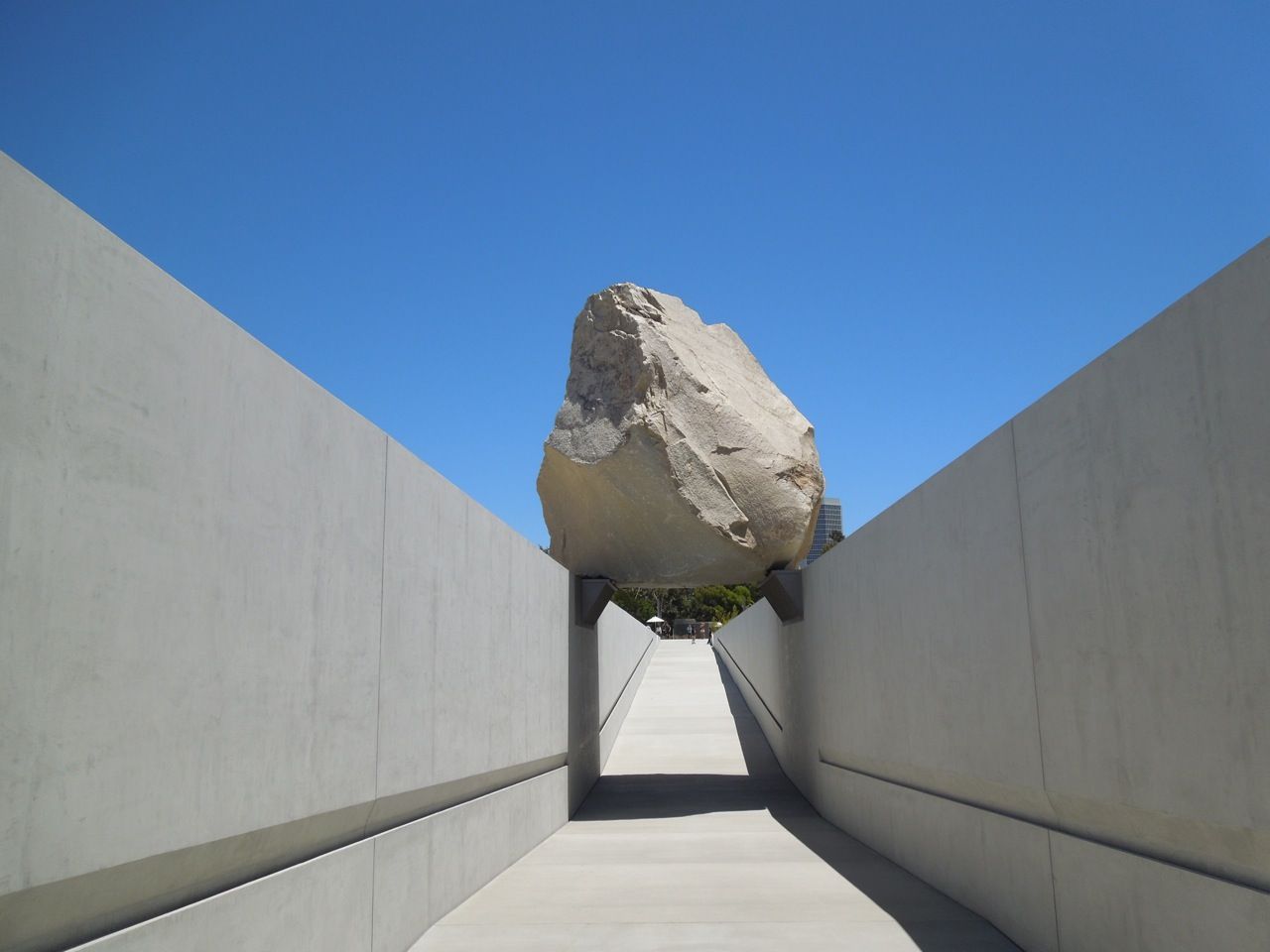 Perspectivas sobre una piedra. Paralelismos entre Levitated Mass de ...